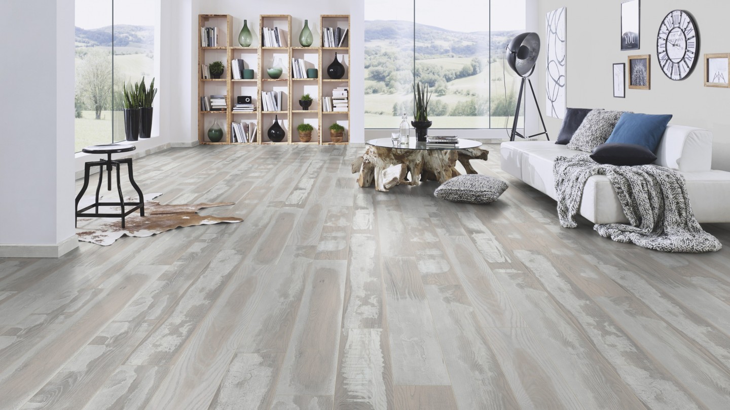 Beyaz Laminat Parke Modelleri: Beyaz Patina Boyalı Çam Laminat Parke