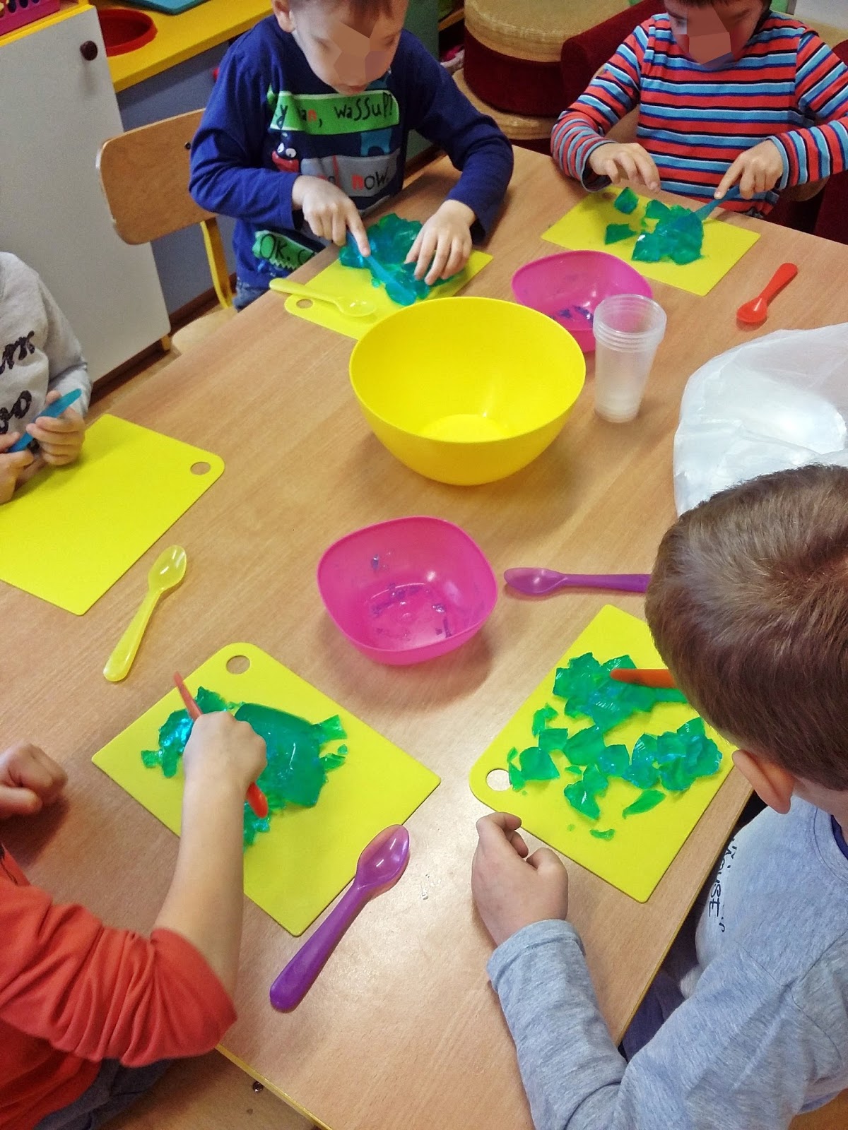 KOLOROWY ŚWIAT DZIECI: Niebiańska przekąska, czyli kroimy galaretkę