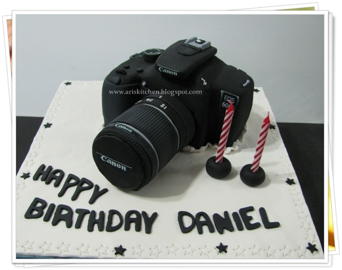 d'Angel Cakes: 3D Camera Cake