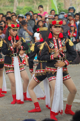 JOGJA CULTURAL: ANGGUK : TARI TRADISI YANG TERKESAN SEKSI