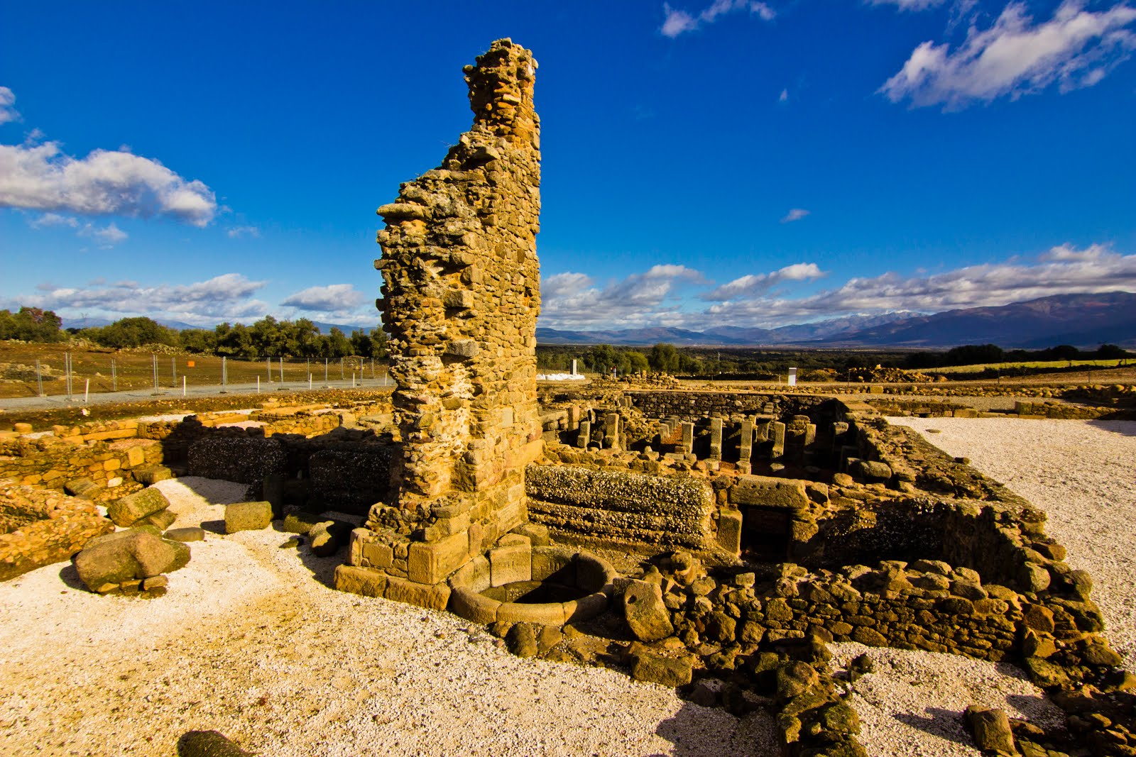 Visitar las Ruinas de la Ciudad romana de Cáparra en el norte de ...