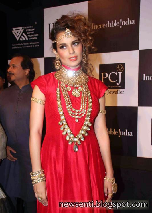 Galleries: Kangana Ranaut Ramp Walk on IIJW 2011