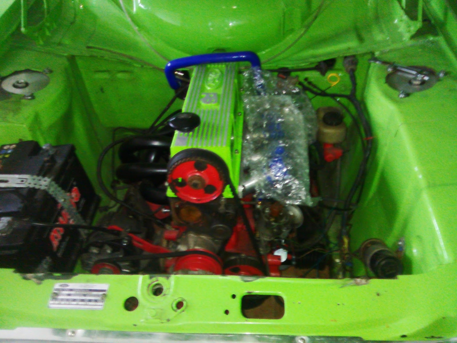 Mk1 Ford escort Le Mans green RS2000: the engine and engine bay