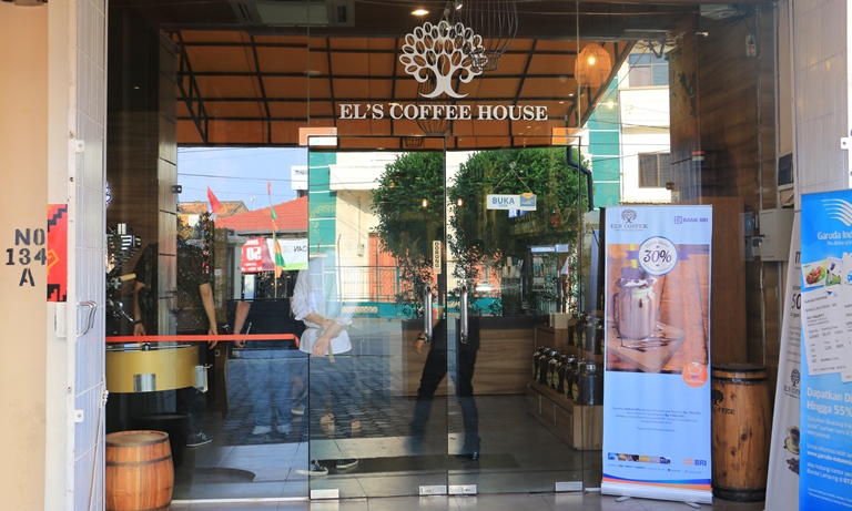 Menghirup Aroma Kopi di El's Coffee Bandar Lampung - TᖇᗩᐯEᒪEᖇIEᑎ