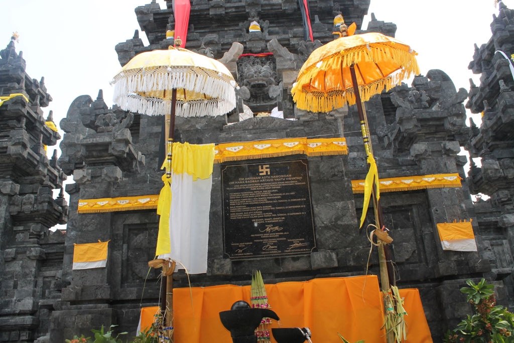Sarana Hindu Bali: Makna dan Fungsi Pemasangan Tedung di Tempat Suci Hindu