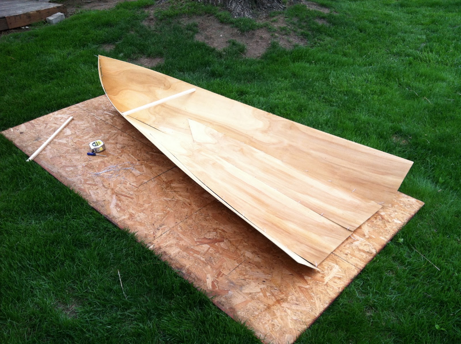 A plywood canoe summer project: The canoe takes shape!