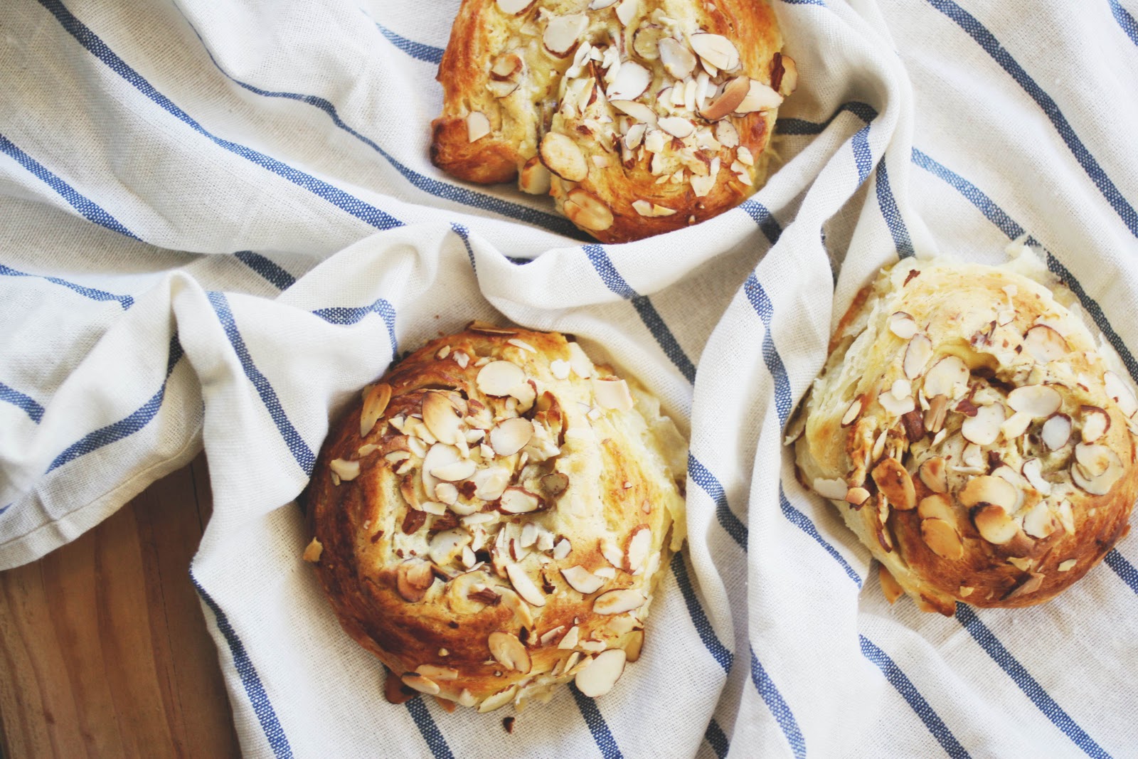 Une-deux senses: Almond Custard Buns