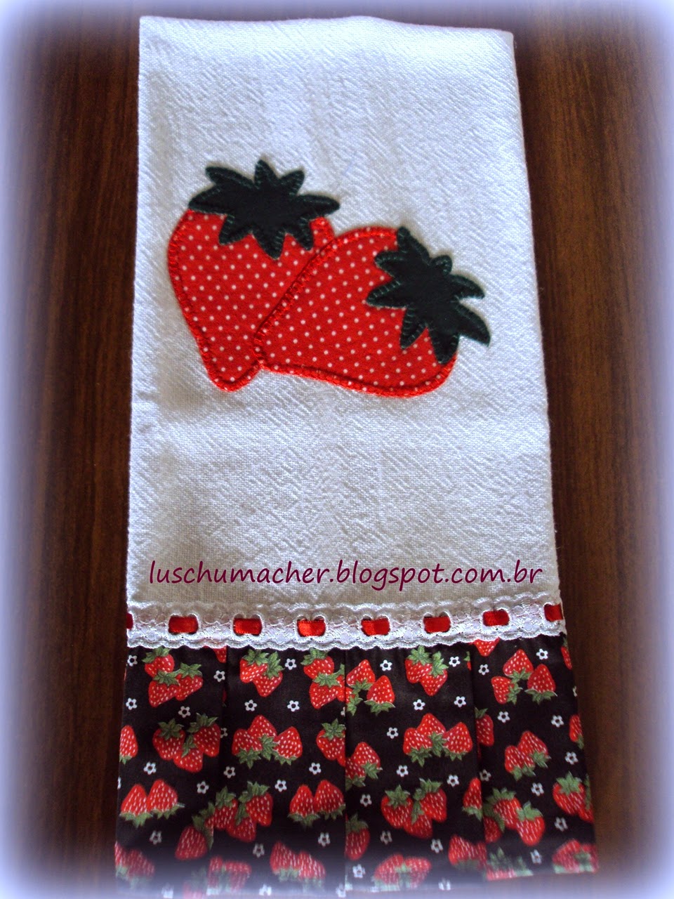 Ateliê Lu Schumacher: Pano de Prato com Patchcolagem - Morangos