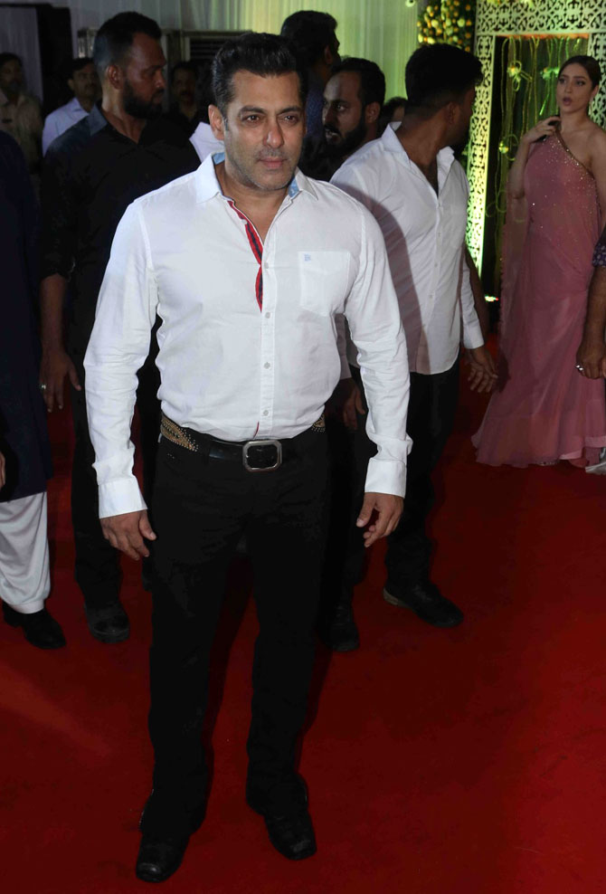 Salman, Lulia at Baba Siddique's Lftar Party - BOLLYWOOD NEWS