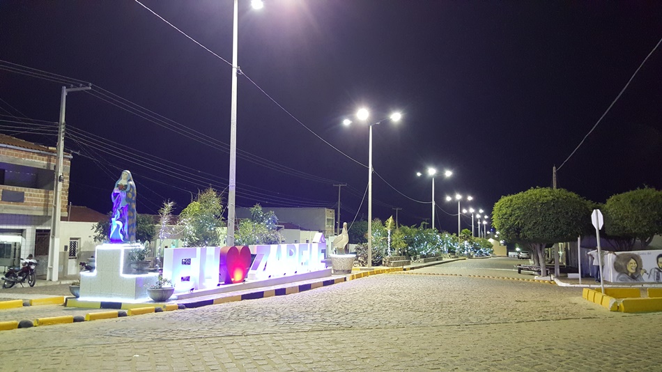 Zabelê em vista noturna com enfeites natalinos