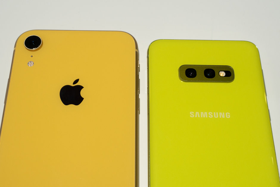 Nên mua Samsung Galaxy S10e hay iphone XR?
