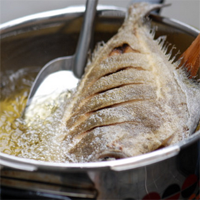 Tips Mudah Agar Minyak Tidak Muncrat Saat Menggoreng Ikan | Resep Cara ...