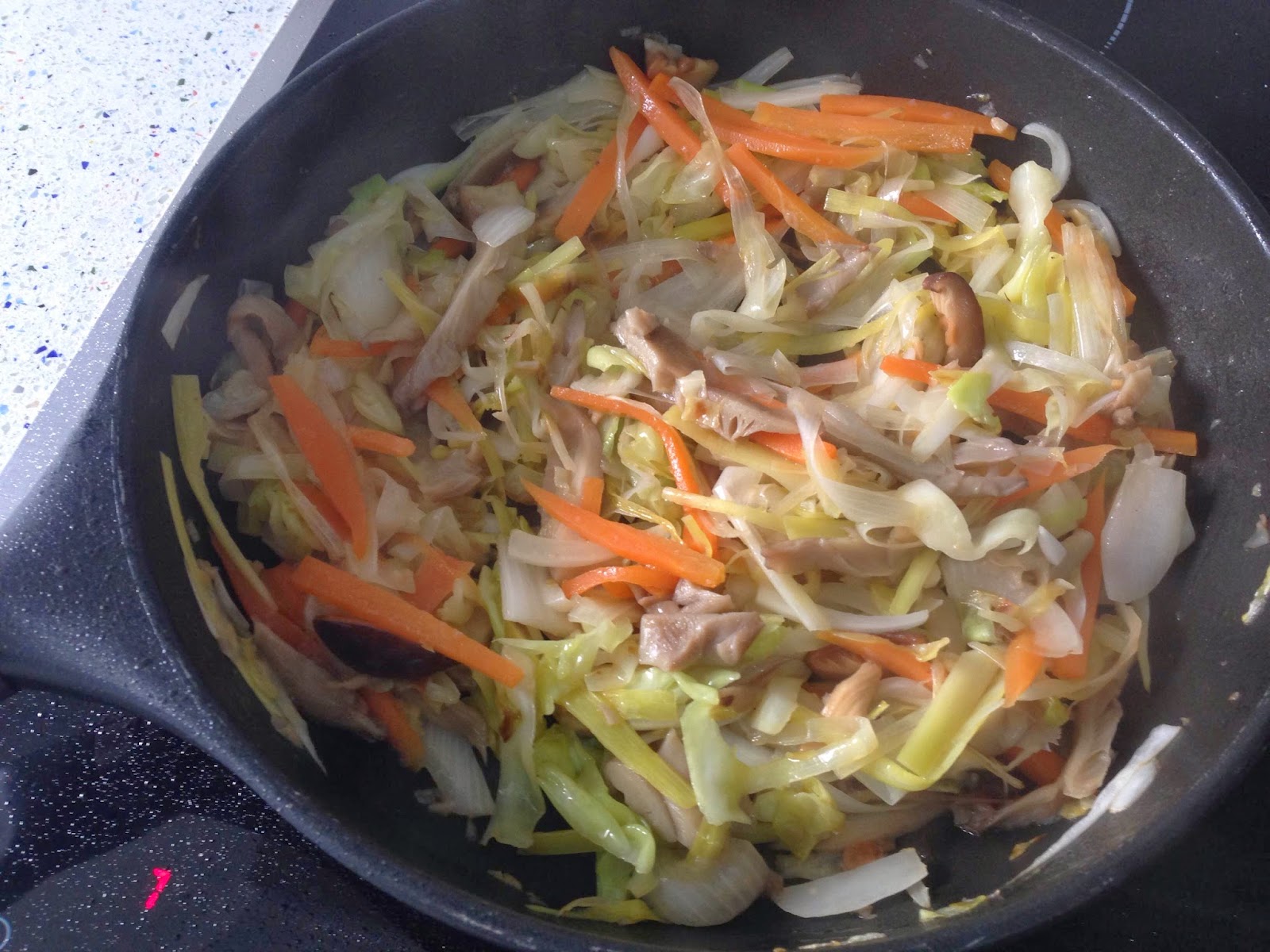 Blue Cuisine: Salteado de fideos udon con verduras y cerdo