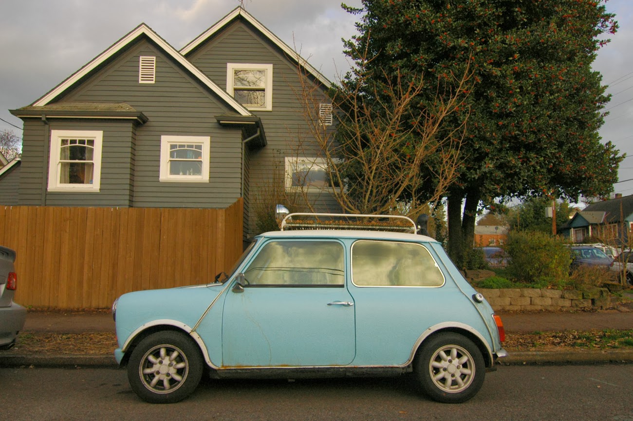 OLD PARKED CARS.: 1974 Austin Mini 1000.