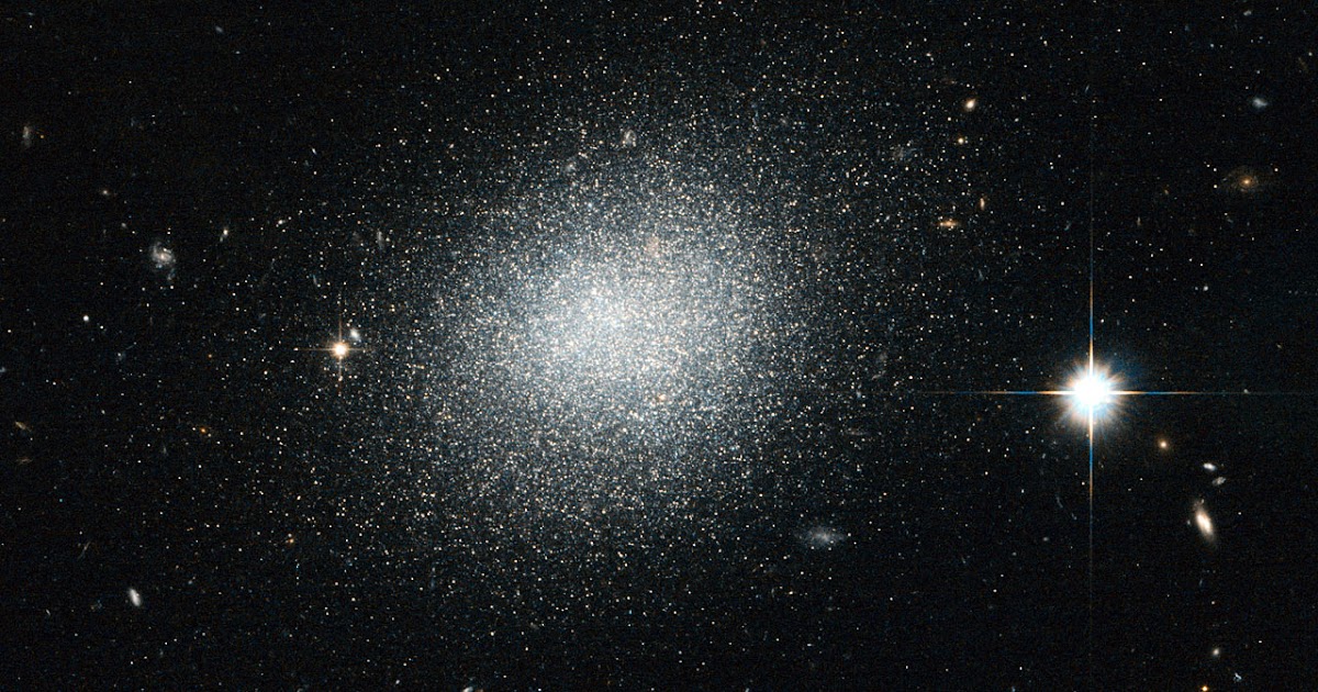 UGC 5497, galaxia enana azul.