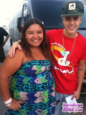 Justin Bieber poses and gets clicked with fans in LA | Justin Bieber ...