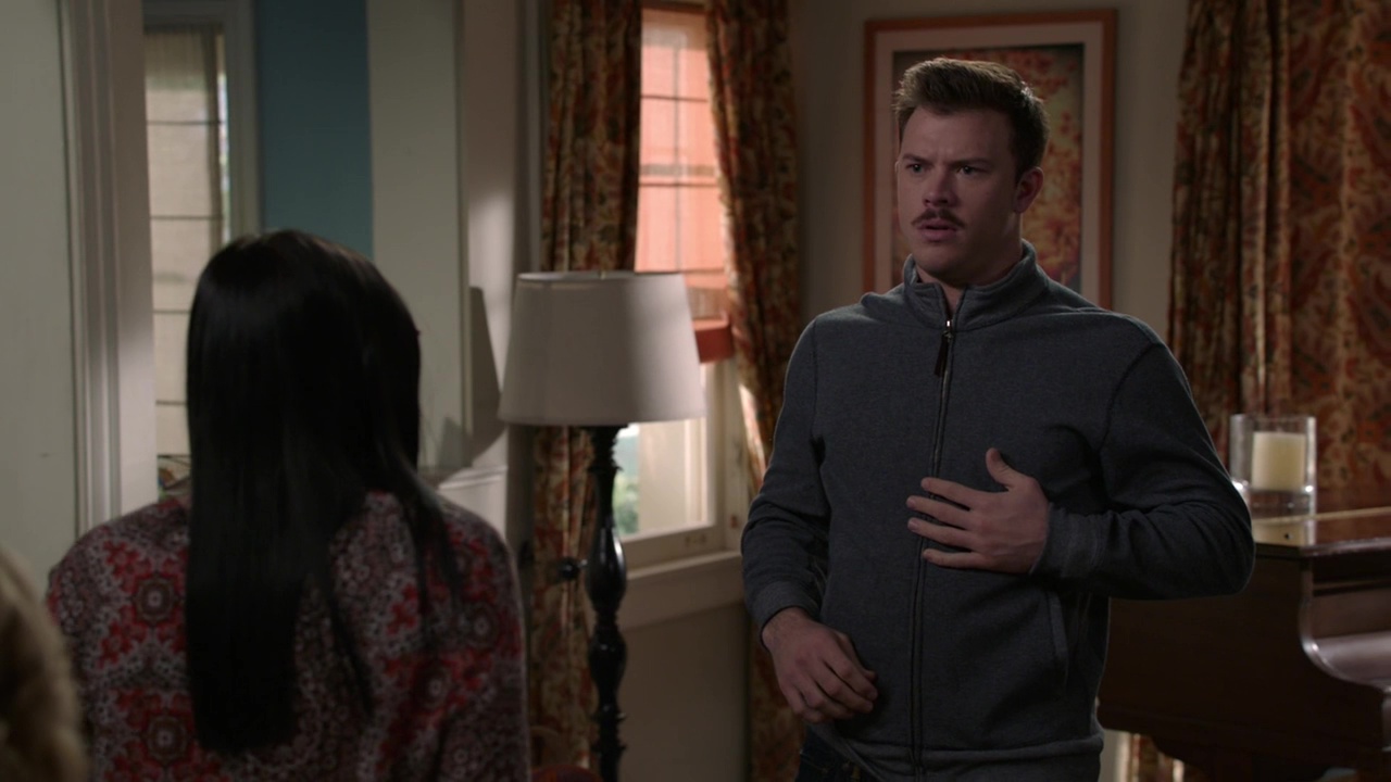 ausCAPS: Jimmy Tatro shirtless in Modern Family 10-14 "We Need To Talk ...