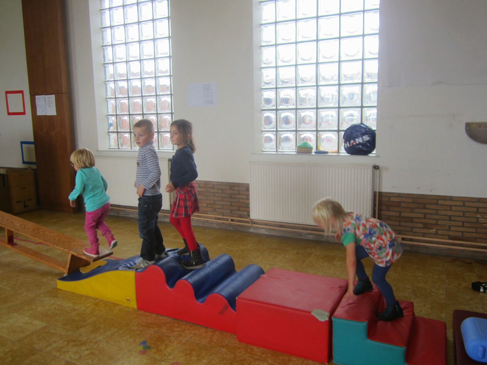 Kreupelschool 2de kleuterklas : Bewegingsomloop in de turnzaal