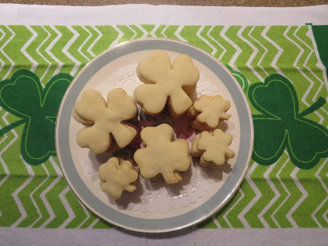 Thel's Kitchen: Shamrock Shortbread Cookies