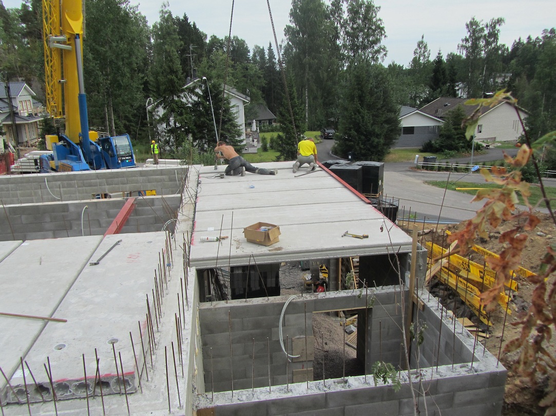 Rinnetalo Hirvimäentielle: Ontelolaatat asennettu