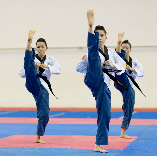 Koleksi Foto Peragaan Poomsae Dengan Memakai Dobok Taekwondo Terbaru ...