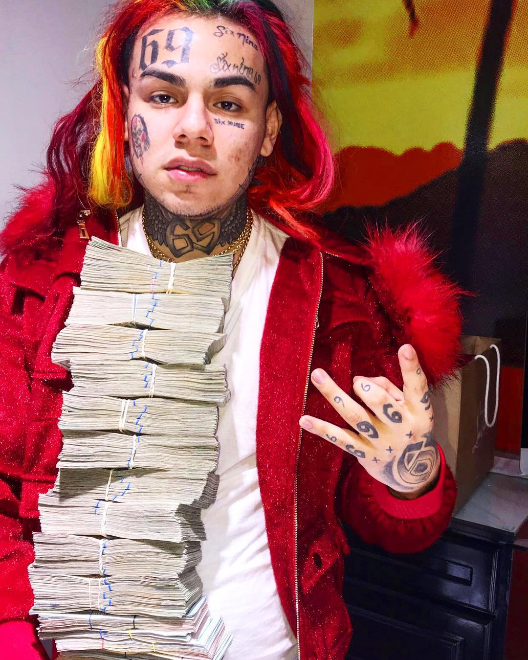NOTINOTAS: El rapero Tekashi 6ix9ine agrede oficial de policía de Nueva ... NOTINOTAS: El rapero Tekashi 6ix9ine agrede oficial de policía de Nueva ...