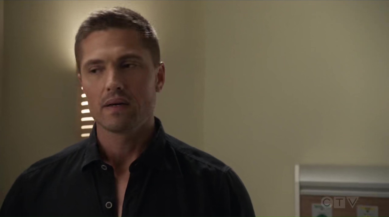 ausCAPS: Eric Winter shirtless in The Rookie 1-02 "Crash Course"