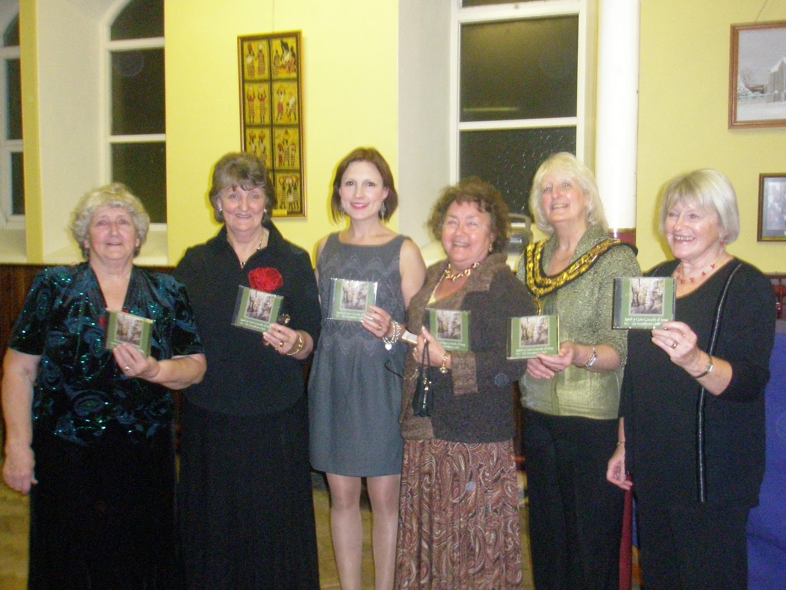 Glo Man: Heledd Cynwal yn Lawnsio CD yn Llandeilo - Sefydliad y Merched