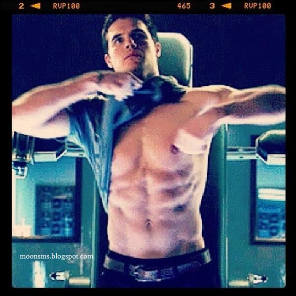 Robbie Amell Hot Looks