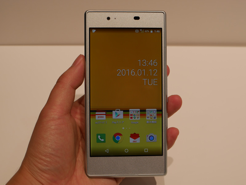 auが春の新モデル4機種を発表。AQUOS SERIE mini、AndroidガラケーGRATINA 4G、Qua phoneとQua ...