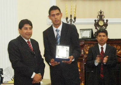 Victor Pardo mide 2 metros, un centímetro y tiene 17 años