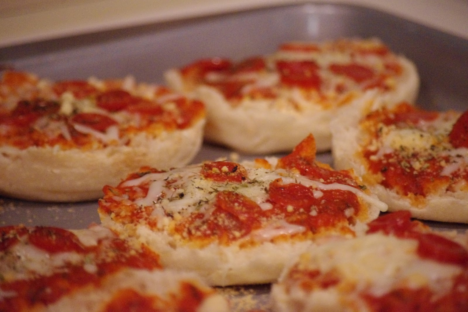The Busy Moms' Recipe Box: English Muffin Pizza
