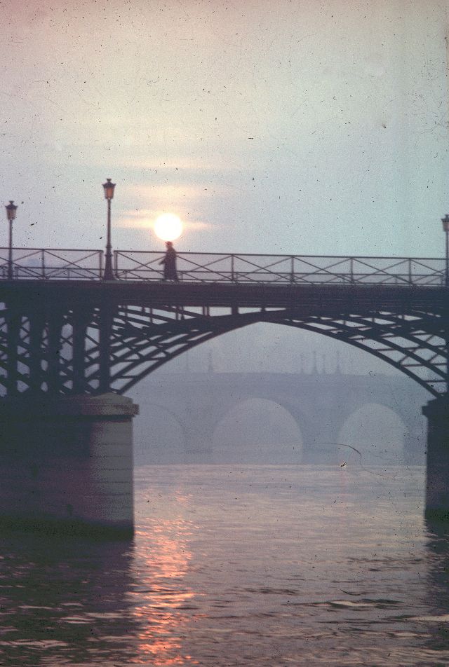 47 Fascinating Photographs That Capture Street Scenes of Paris in the ...