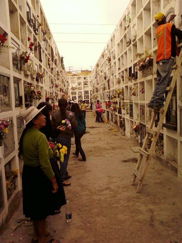 HUACHO PORTAL: CON GUITARRA Y CAJON HUACHANOS VISITARON CEMENTERIOS