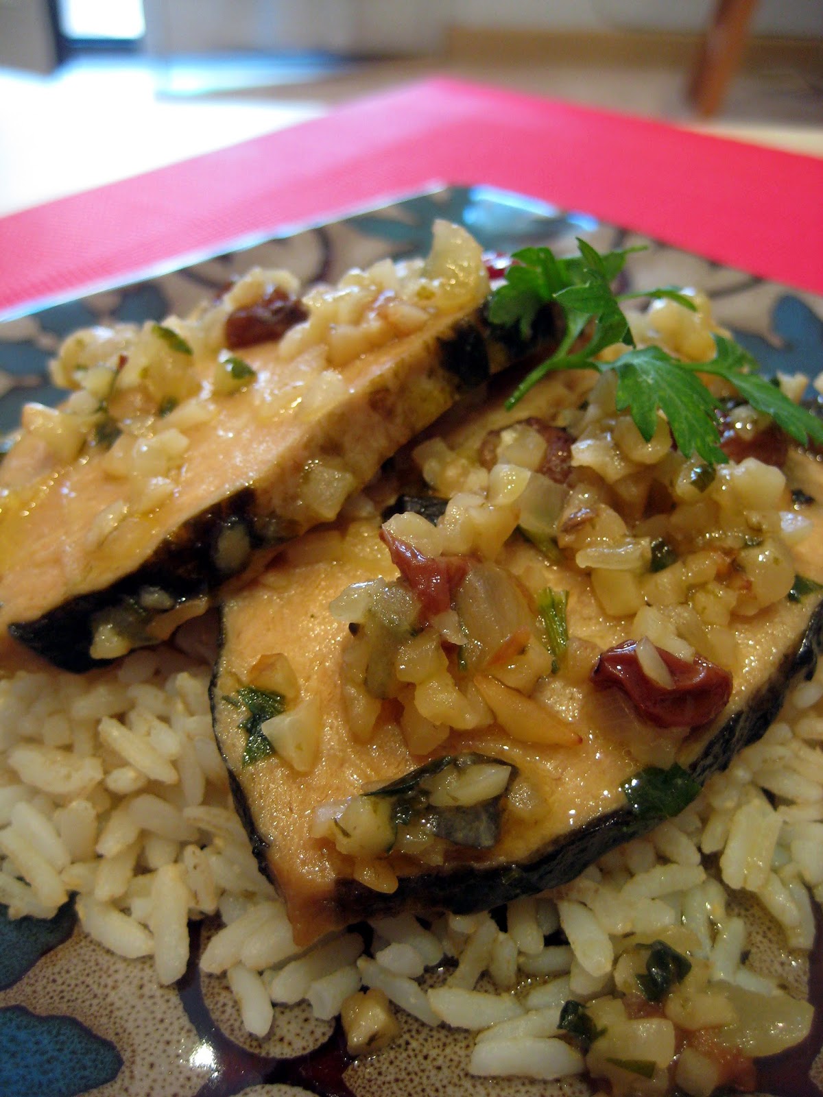 PESCADO VEGANO CON SALSA DE CEBOLLA, ALMENDRAS Y PASAS