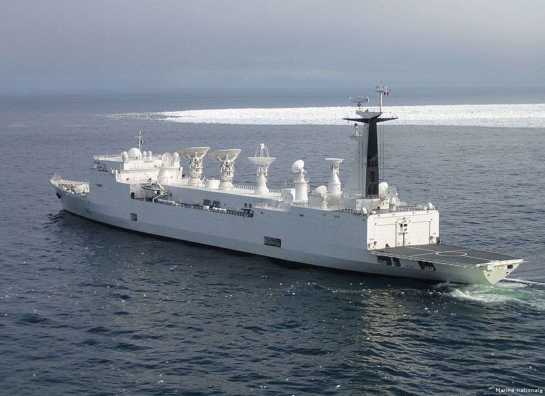 "Qui a le savoir, a le pouvoir": Le "Monge" : un navire radar discret