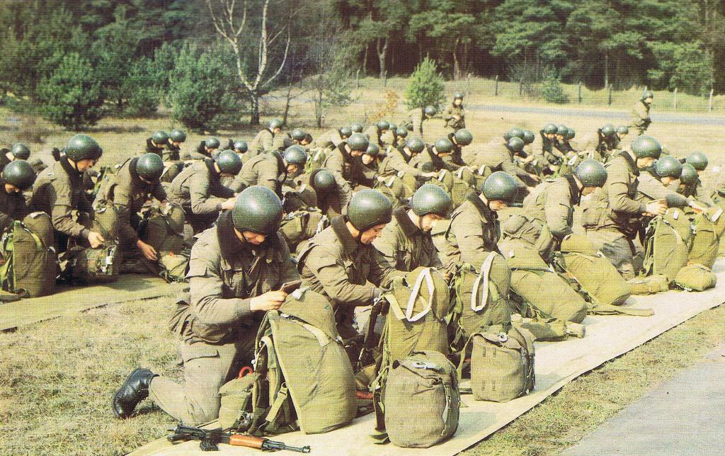 N.V.A. - D.D.R.: Fallschirmjäger NVA/Paracaidistas en el N.V.A.