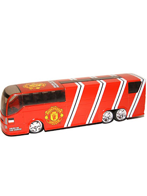 Sementara itu, di luar stadium..: Bus Man Utd for diecast collector.