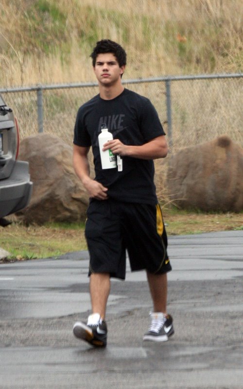 Twilight El Salvador: TAYLOR LAURENT