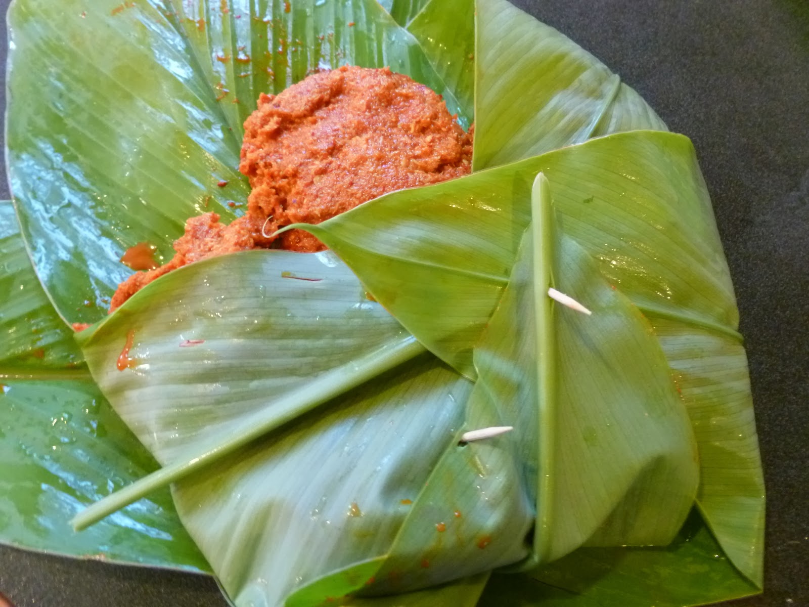Indian Food: MoTla - Turmeric Leaf wrapped Indian Mackerel