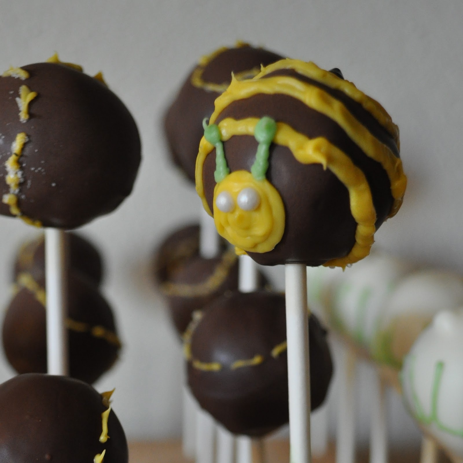 Old Soul Threads: bumble bee cake pops