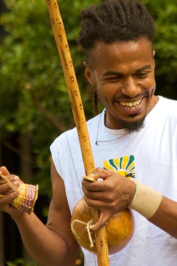 Brasile Italia Brasile: La magia del Berimbao, strumento che sa di ...