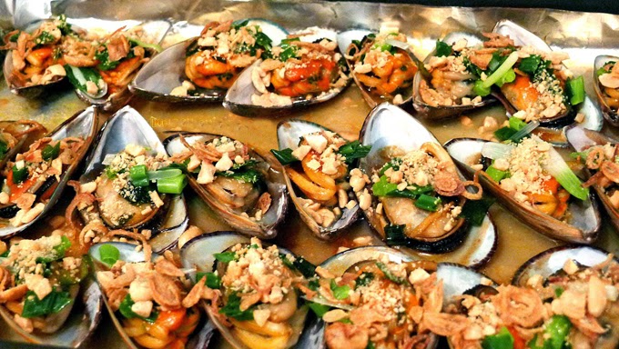 Recipe: Chem chép nướng mỡ hành – Vietnamese grilled mussels | Vietnam ...