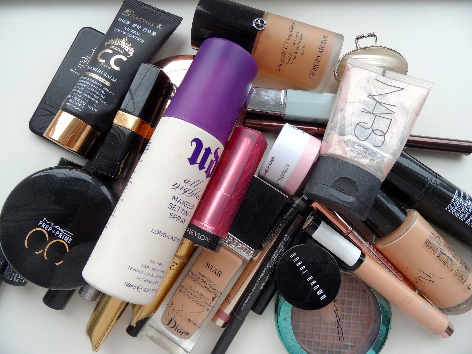 Pile Of Makeup - Mugeek Vidalondon