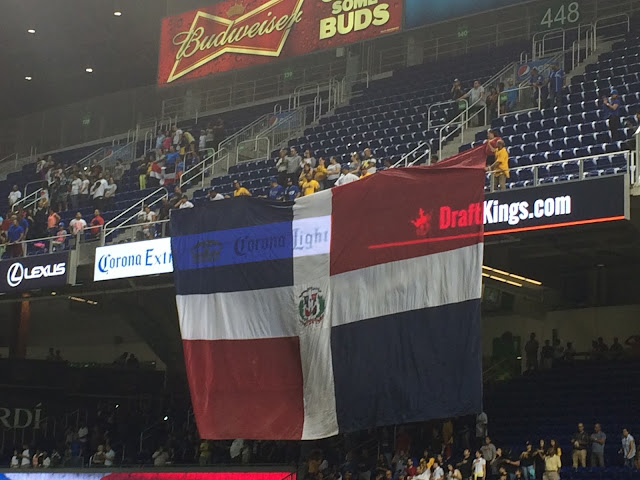 Mega bandera DOMINICANA en el juego Aguilas Cibaeñas vs Tigres Del ...