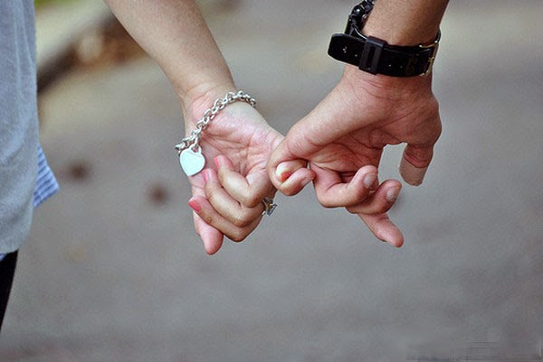 Couple keeping hands together | Picture HD