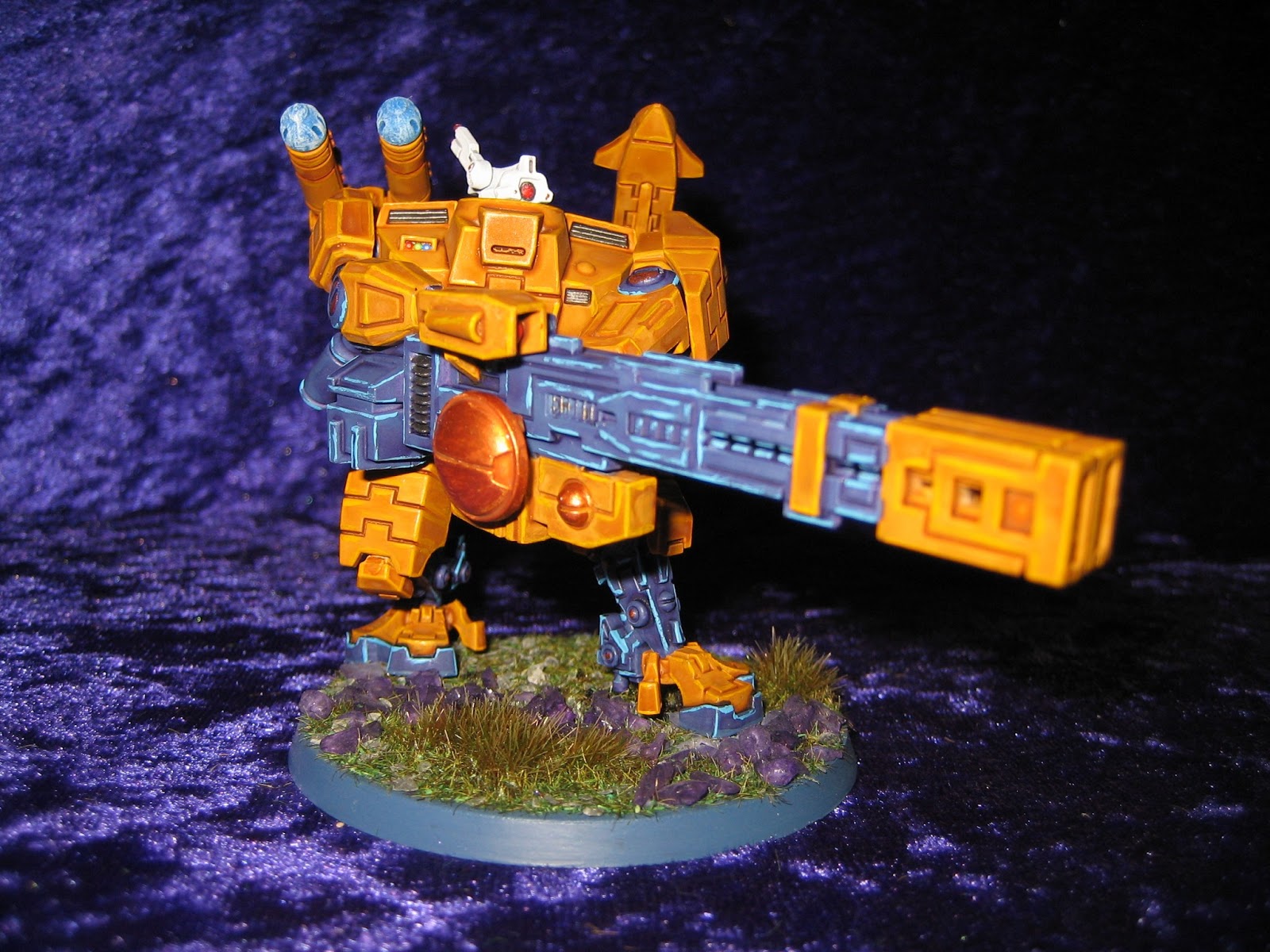 Making miniatures with Mario: Tau XV88 Broadside Battlesuit