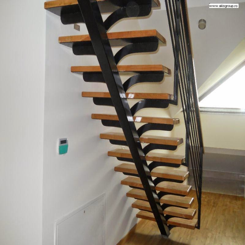 scari interior: Scari moderne cu trepte din lemn masiv