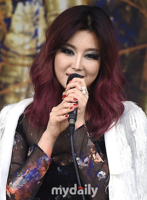 Solbi holds theatrical comeback showcase for 'Black Swan'