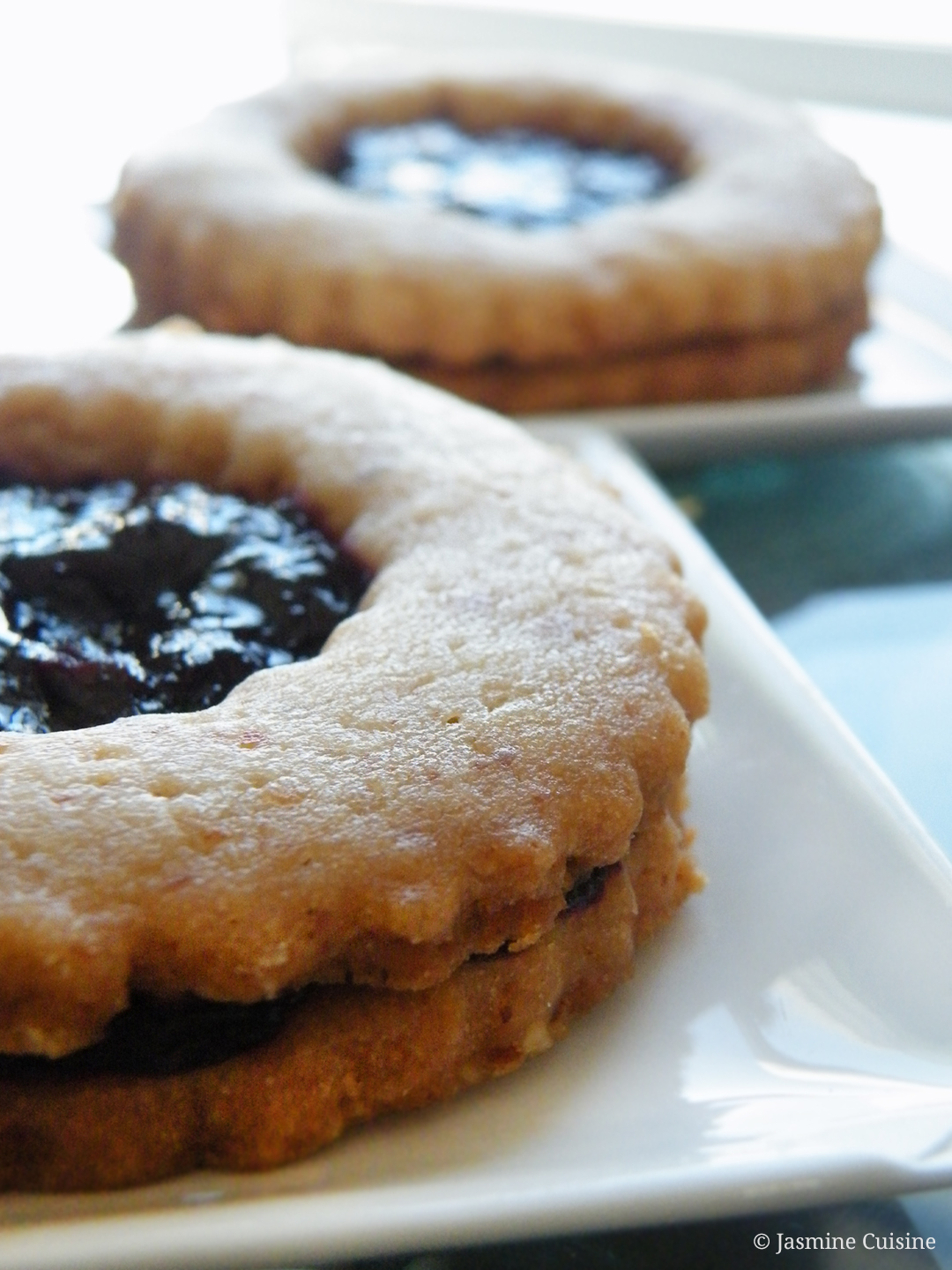 Biscuits sablés aux amandes grillées et à la confiture de bleuets ...